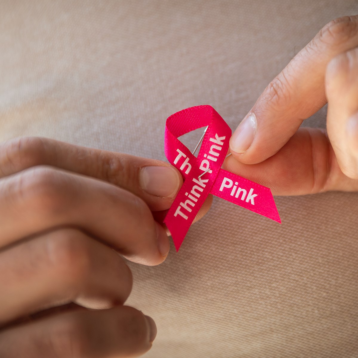 Think Pink-lintjes te koop in MAC, bib, cultuurdienst, Welzijnshuis en ...